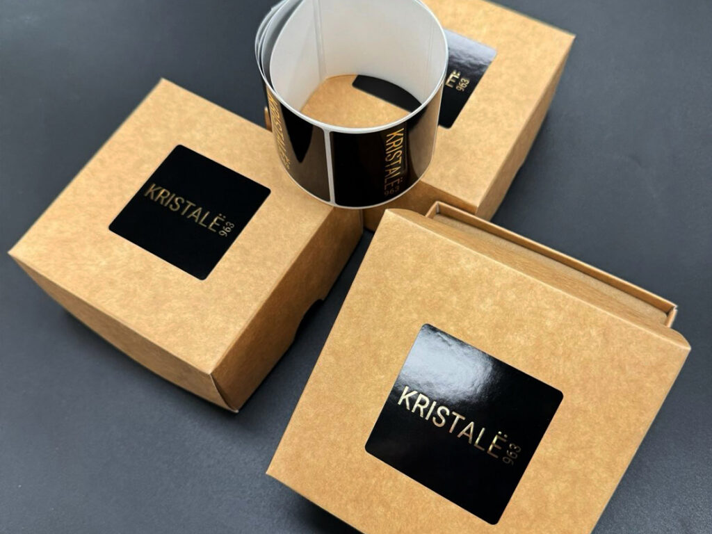 Juodos plėvelės lipdukai su blizgia spauda – Alkante Shop