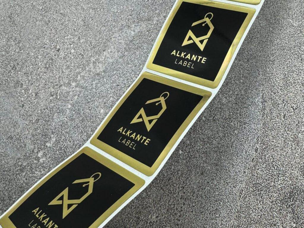 Juodos plėvelės lipdukai su blizgia spauda – Alkante Shop