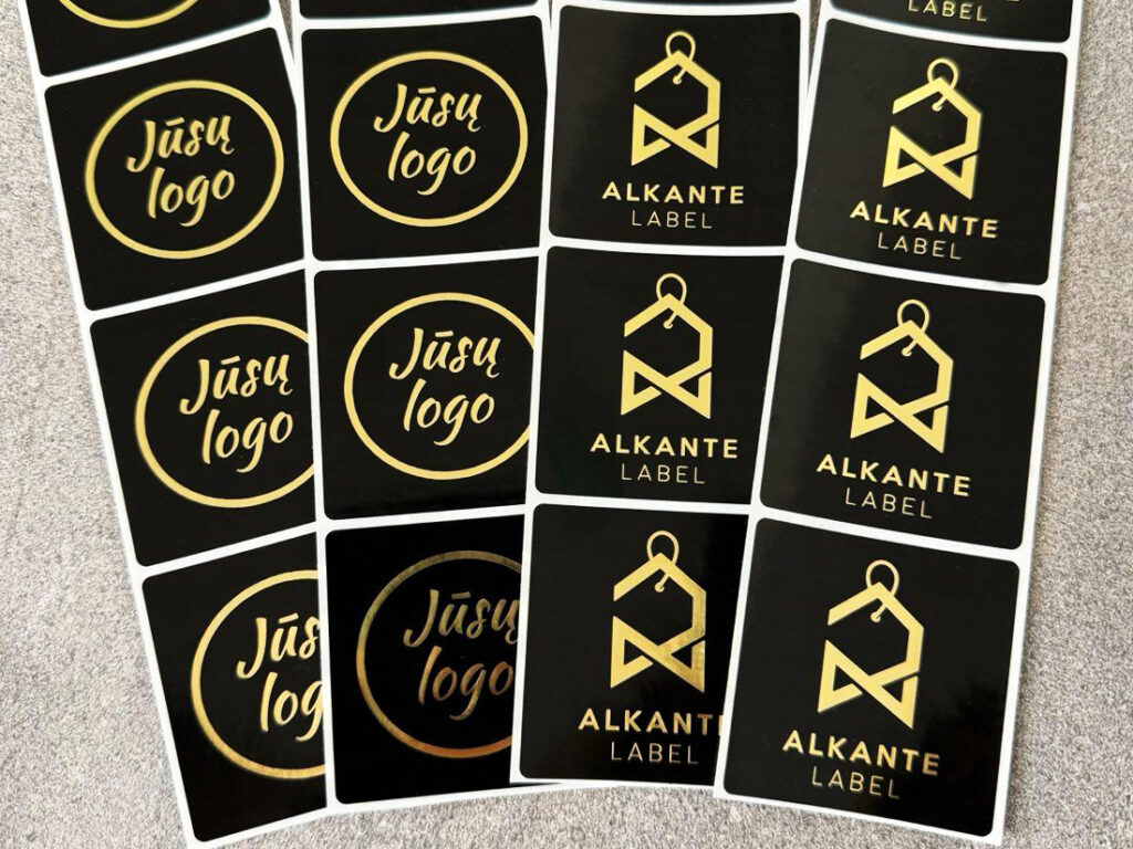 Juodos plėvelės lipdukai su blizgia spauda – Alkante Shop